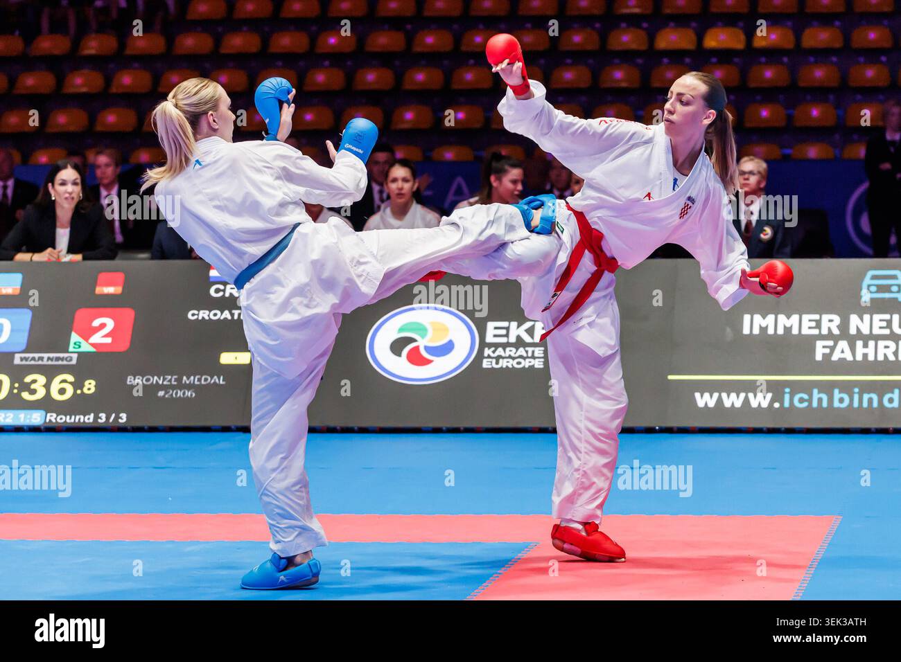 Bronze-Match Team-Kumite Frauen; Kroatien (rot) gegen Österreich (blau ...