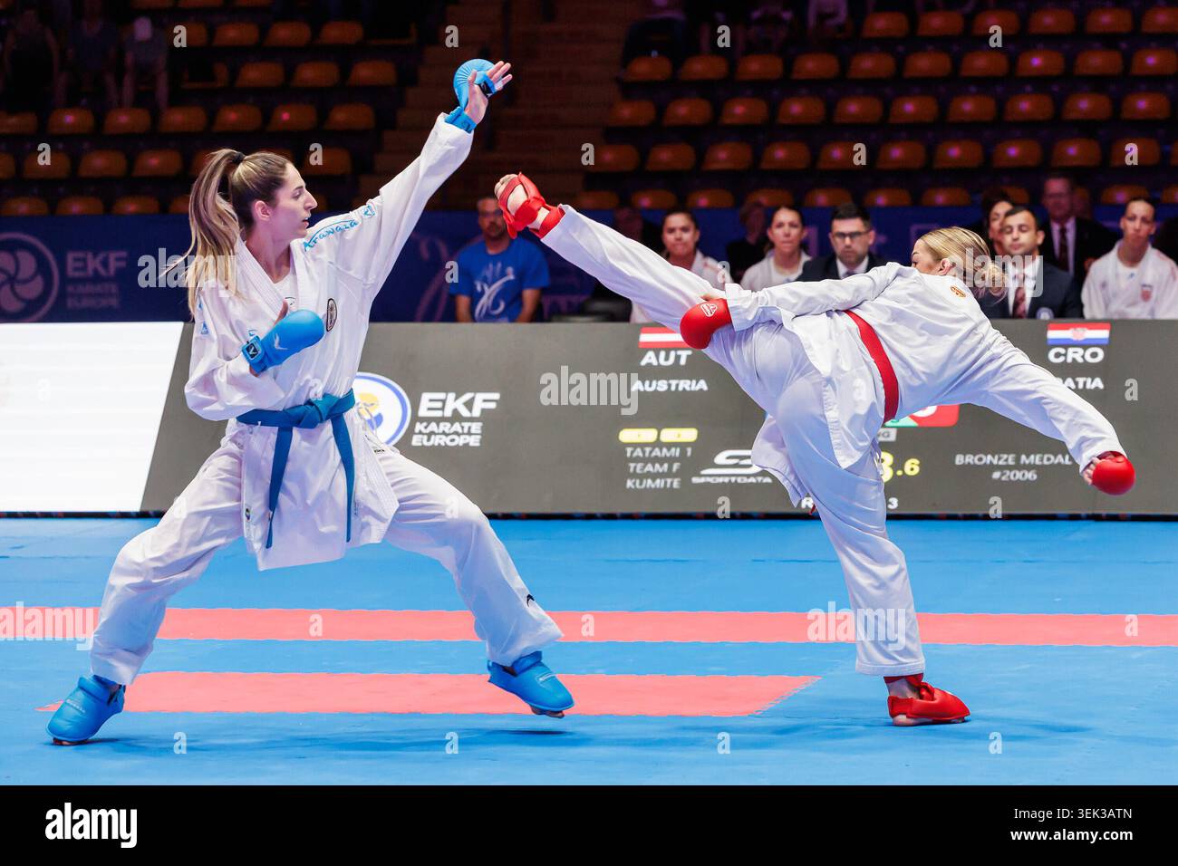 Bronze-Match Team-Kumite Frauen; Kroatien (rot) gegen Österreich (blau ...