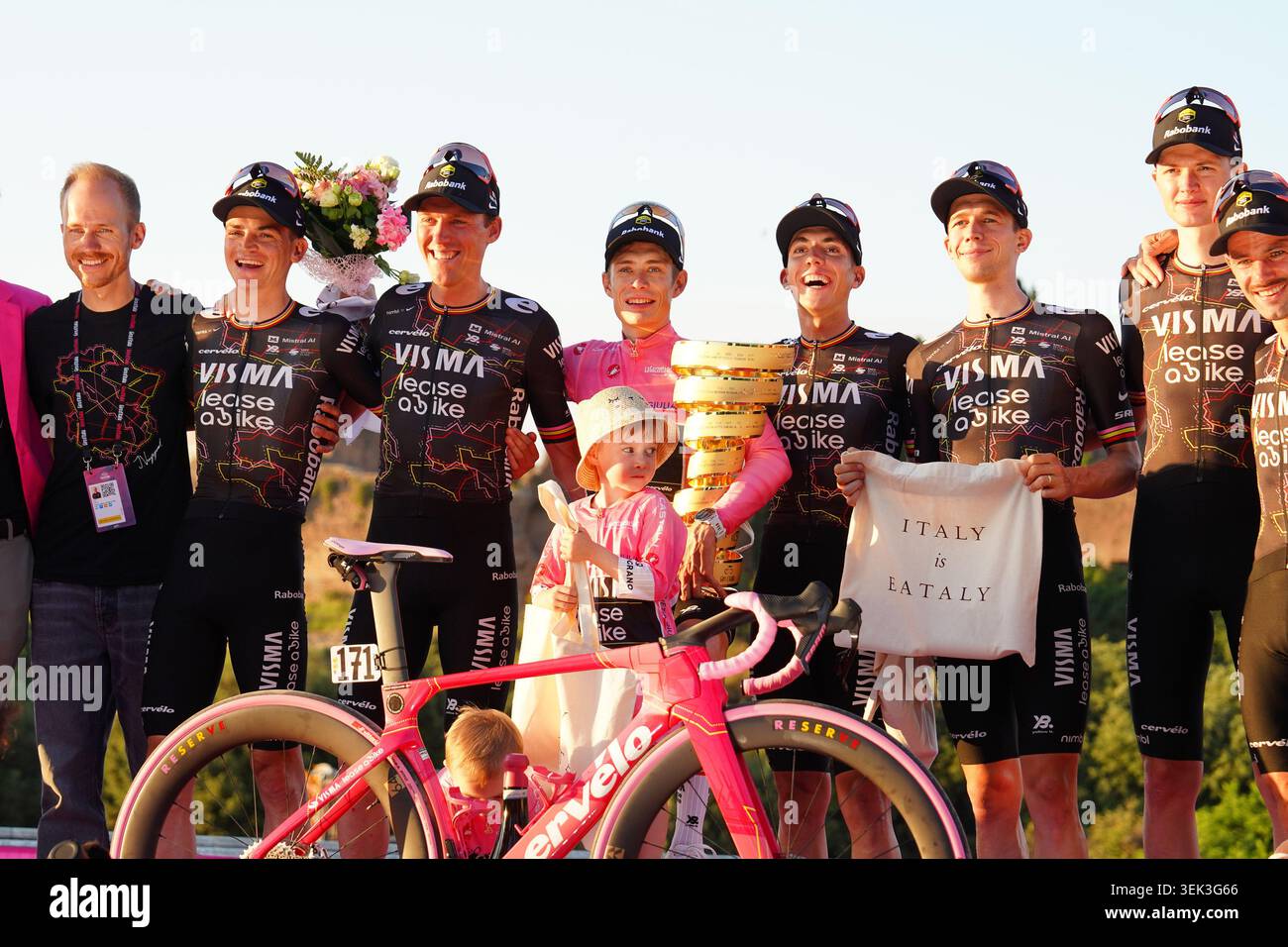 IPA85221415 - VINGEGAARD Jonas with the team of TEAM VISMA. LEASE A ...