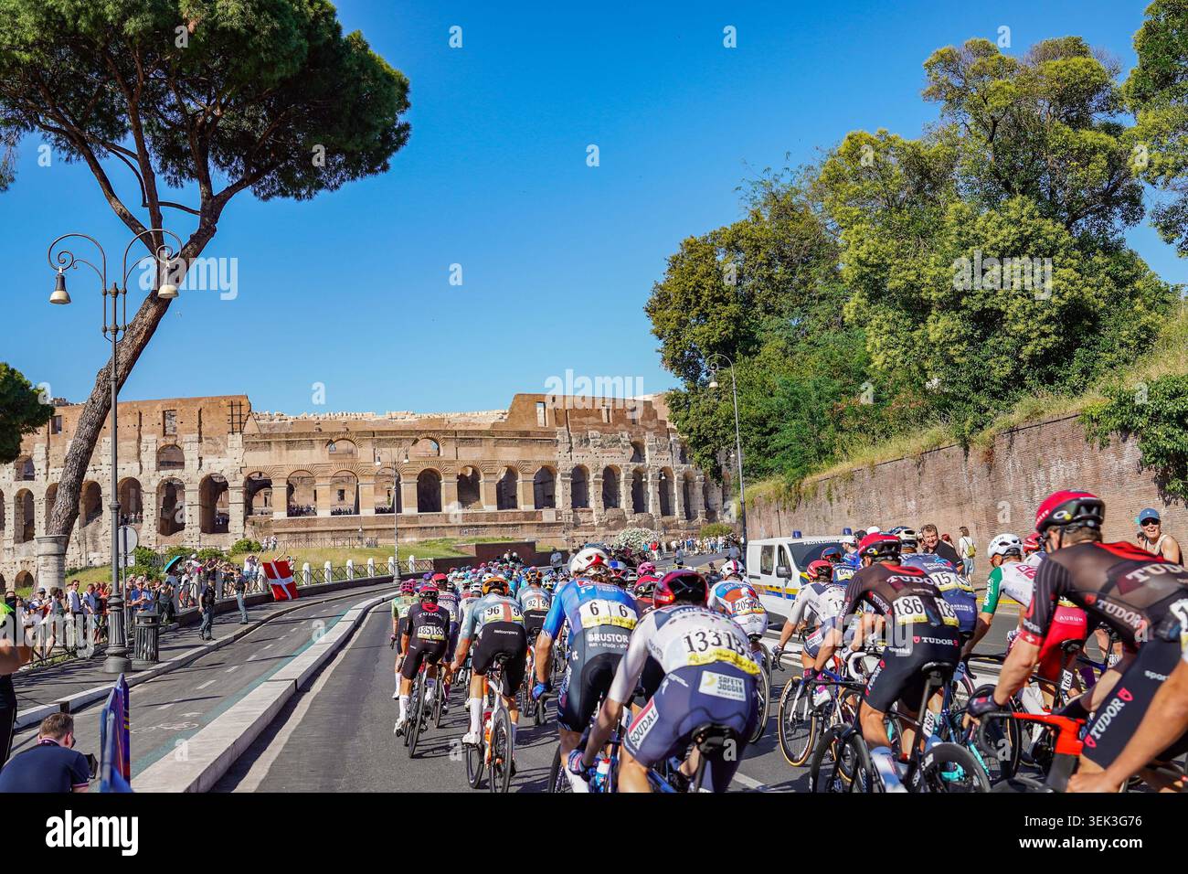 IPA85221438 - Tha Giro d'Italia passing near the Colosseum in Rome ...