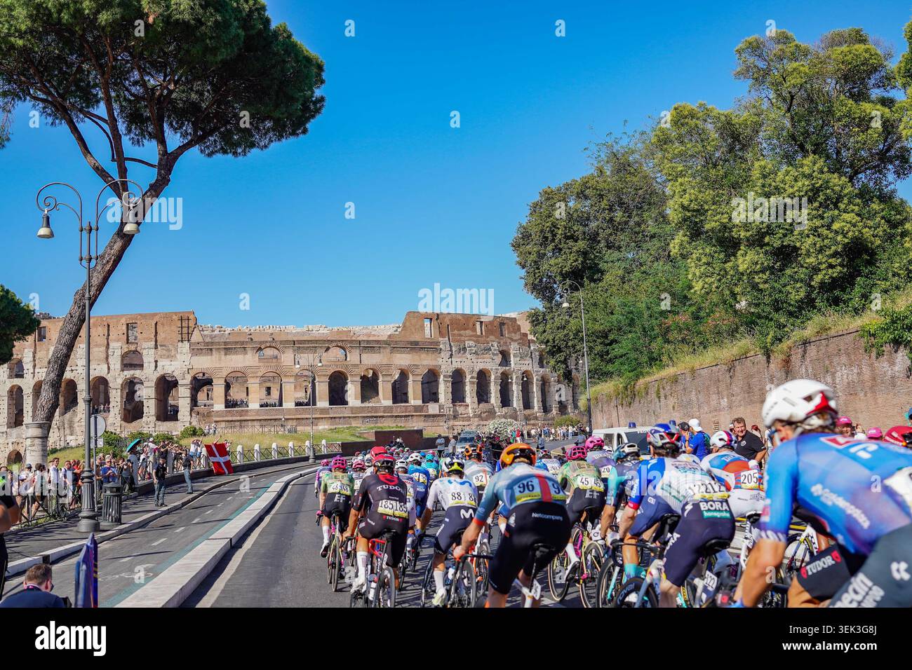 IPA85221463 - Tha Giro d'Italia passing near the Colosseum in Rome ...