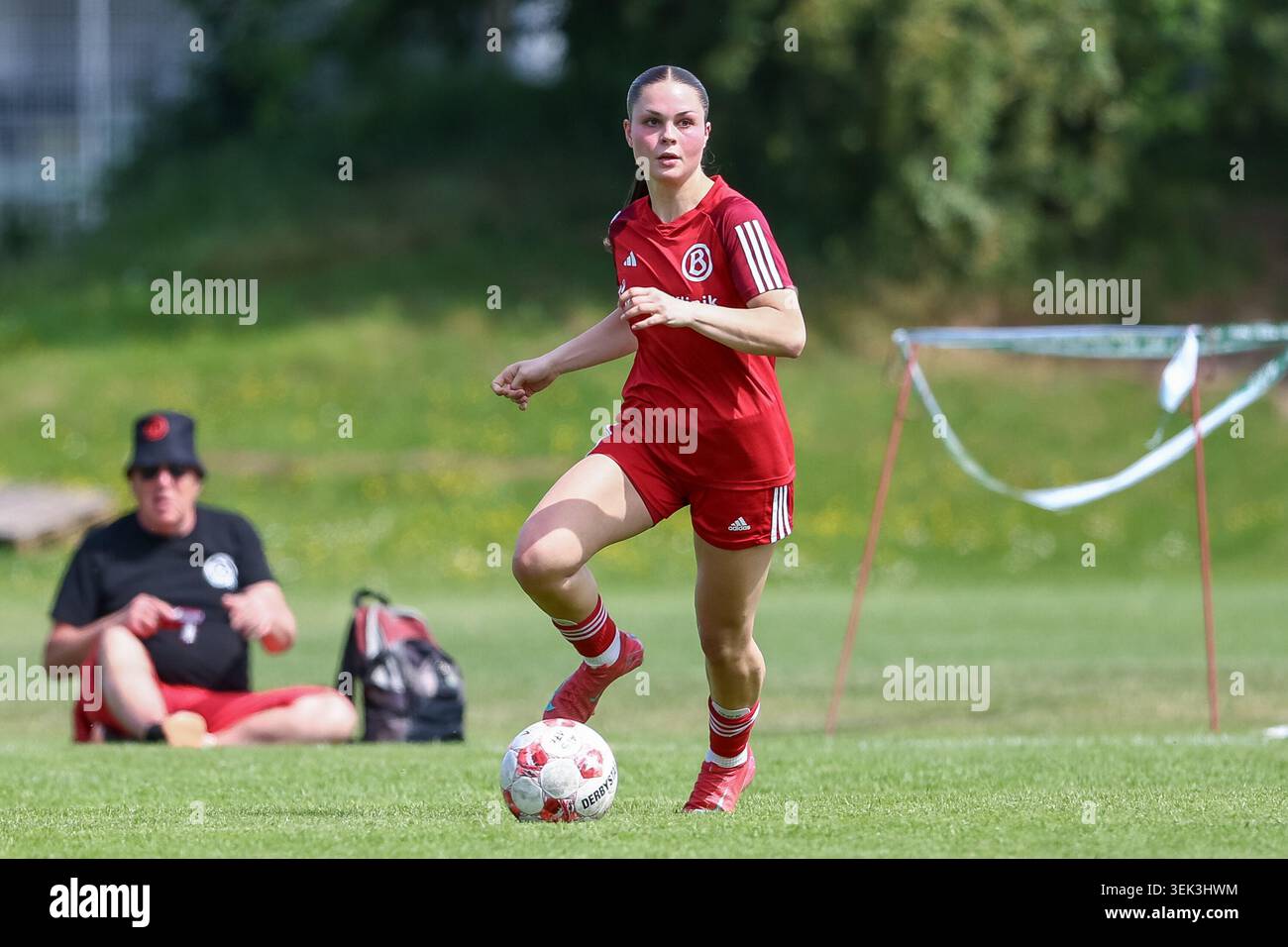 Luisa Thomas (ATS Buntentor, 2) on the ball, isolated shot, single ...