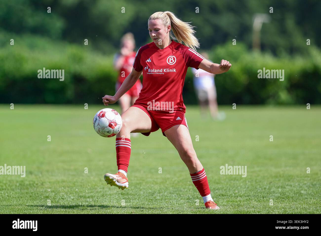Paula Rößeling (ATS Buntentor, 15) on the ball, single image, full body ...
