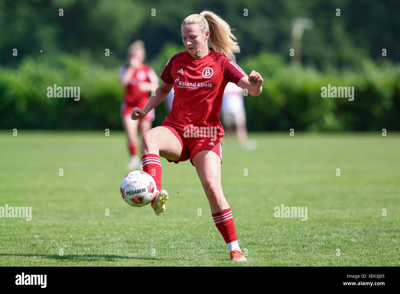 Paula Rößeling (ATS Buntentor, 15) on the ball, single image, full body ...