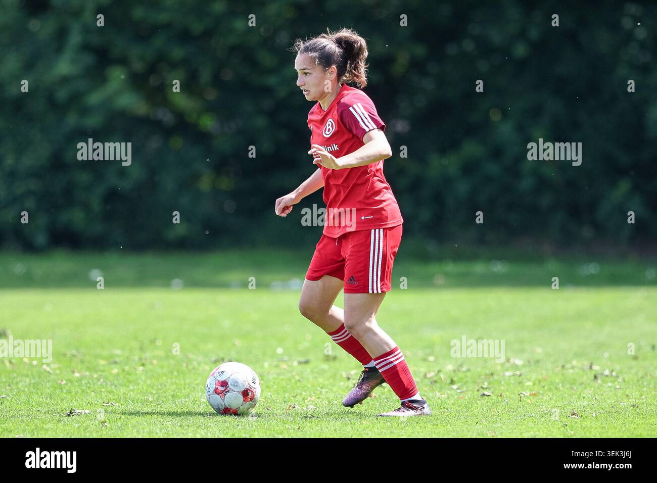 Anna Hof (ATS Buntentor, 23) on the ball, free kick, individual shot ...