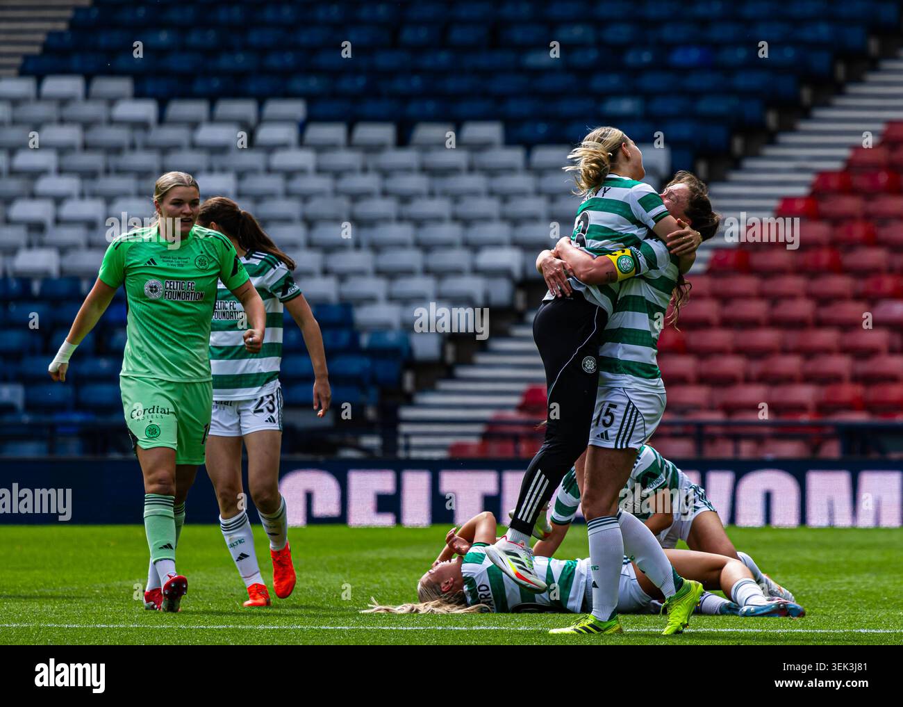 Kelly Clark Celtic Captain celebrates with Maria McAneny at full time ...