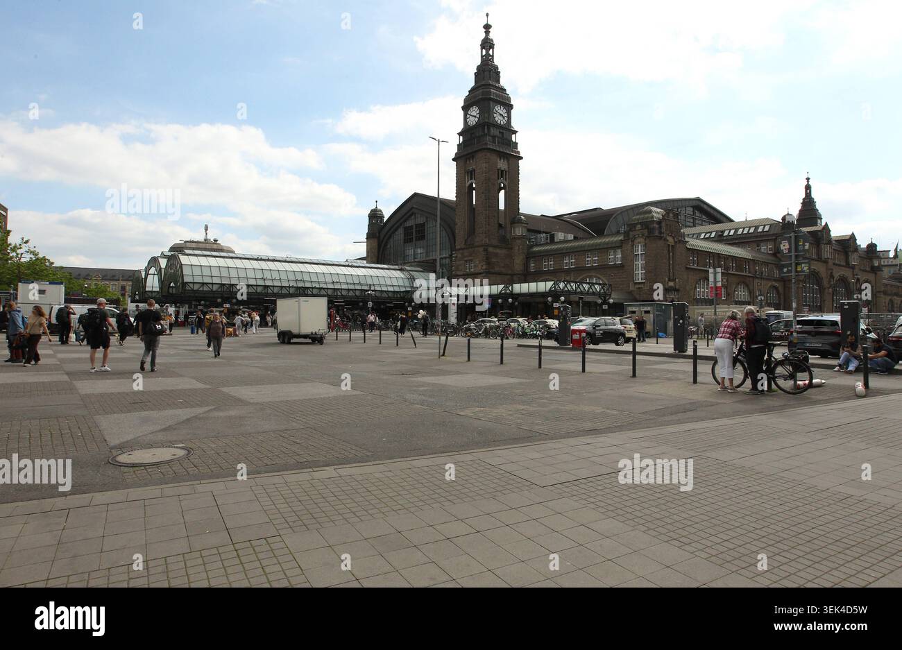 Der Hauptbahnhof Hamburg vom Heidi-Kabel-Platz aus gesehen. St. Georg ...