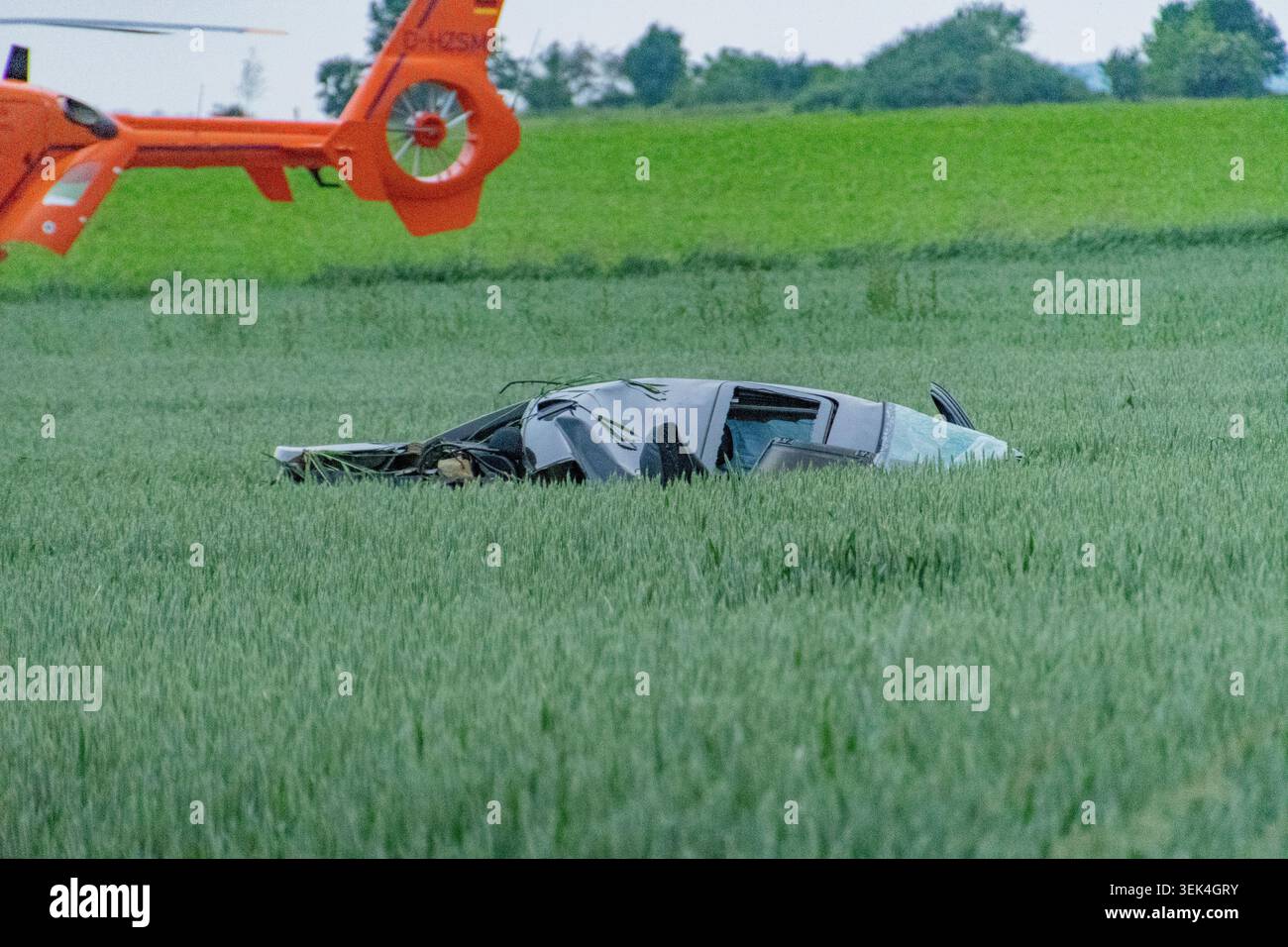 31 May 2026, Hesse, Echzell: A car involved in an accident is parked in ...