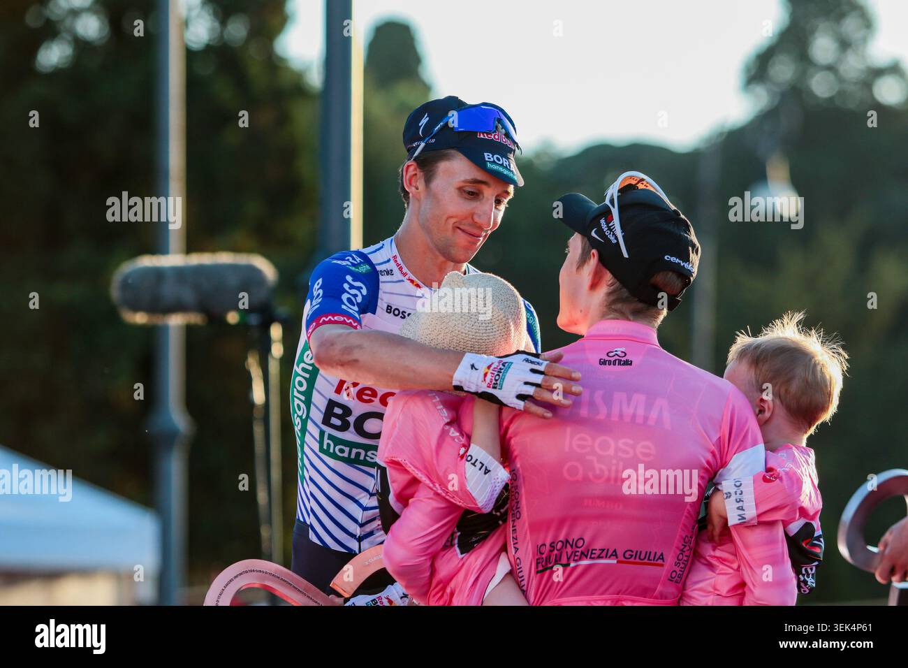 IPA85225900 - Jai Hindley of REDBULL - BORA - HANSGROHE and Jonas ...