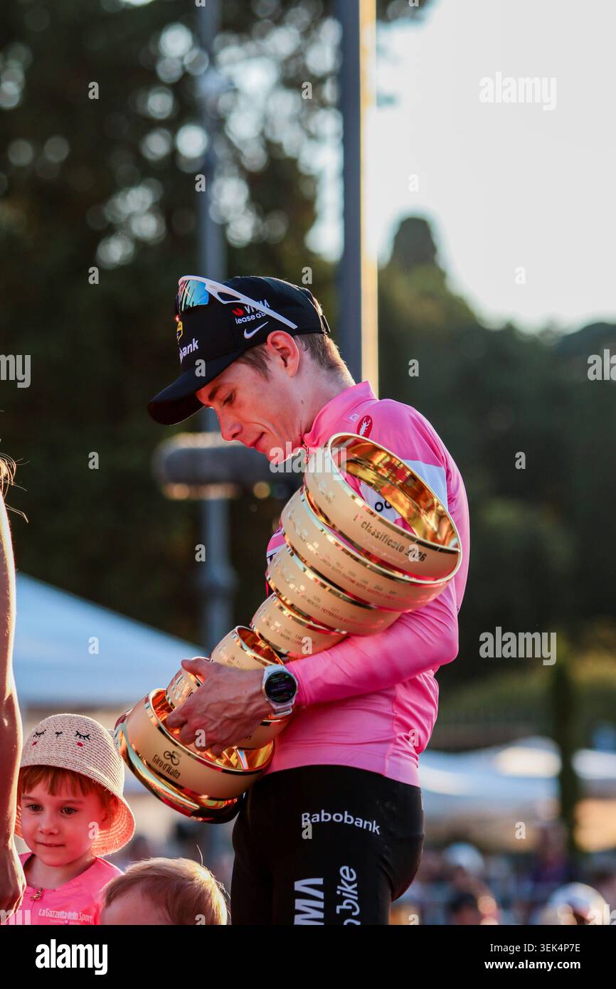 IPA85225920 - Jonas Vingegaard of TEAM VISMA. LEASE A BIKE during Rome ...