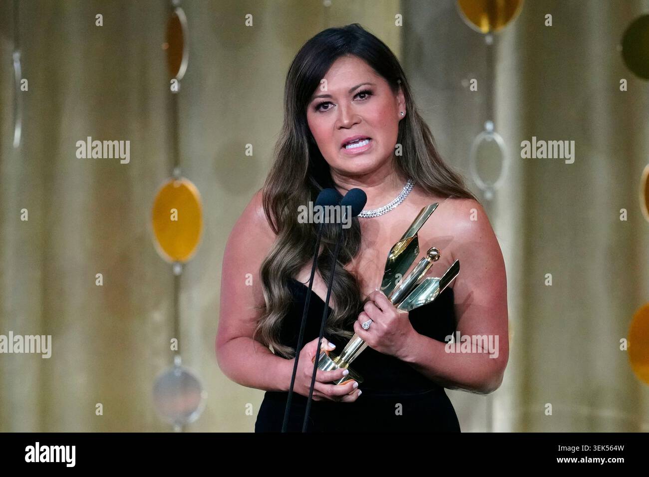 Hazel Mae accepts her Gordon Sinclair Award for Broadcast Journalism at ...
