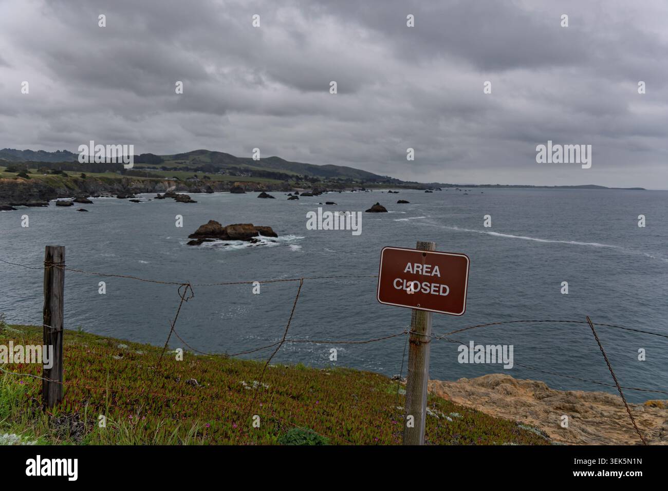 Area Closed sign on coastal cliff Stock Photo - Alamy