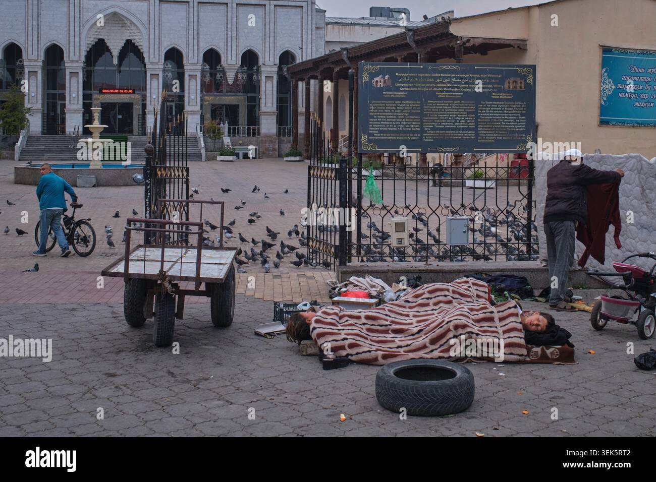 Children sleep outside of Panjshanbe Bazaar in Khujand, Tajikistan ...