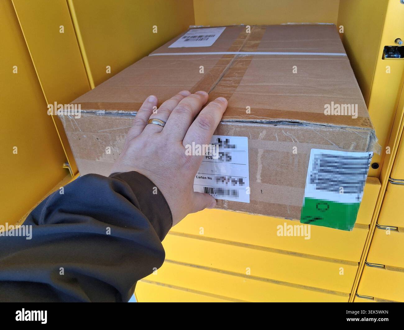 u.B.z. Verschiedene Ansichten einer DHL Packstation. DHL Packstation ...