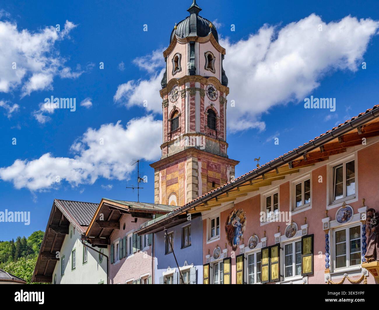 Pfarrkirchen St. Peter und Paul, Hausfasaden mit Lüftelmalerei ...