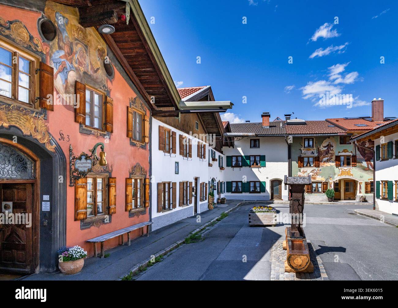 Geigenbaumuseum und Historische Häuser mit Lüftlmalerei in Mittenwald ...