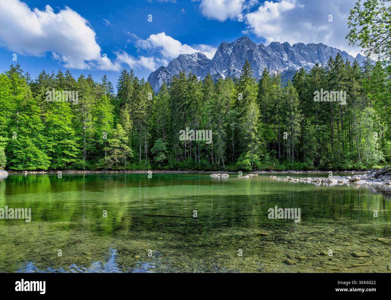 Badersee im Frühling mit Zugspitzgruppe, Wettersteingebirge ...
