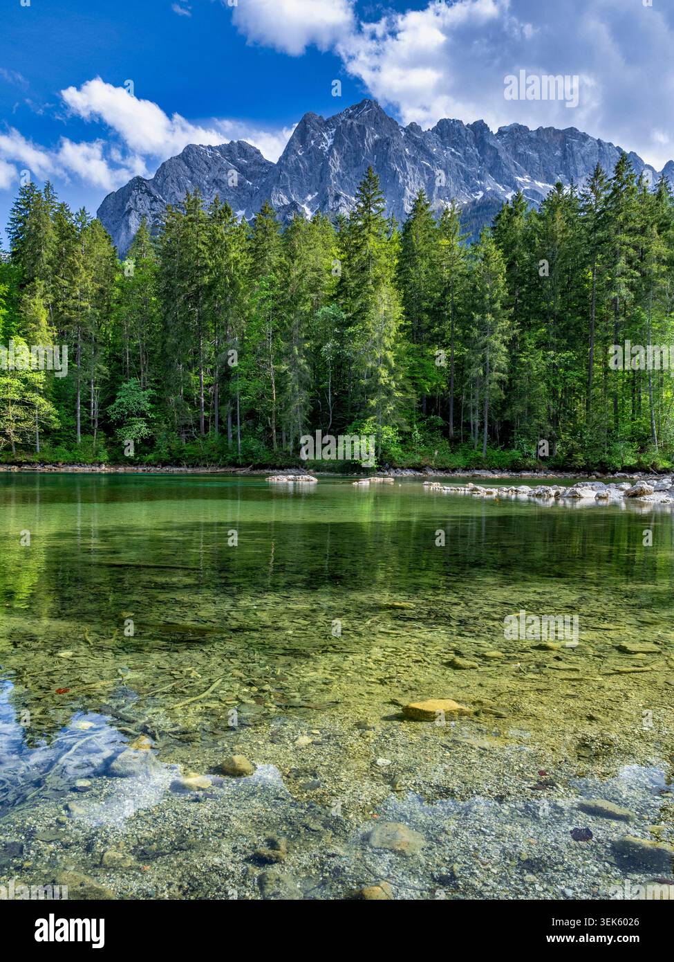 Badersee im Frühling mit Zugspitzgruppe, Wettersteingebirge ...