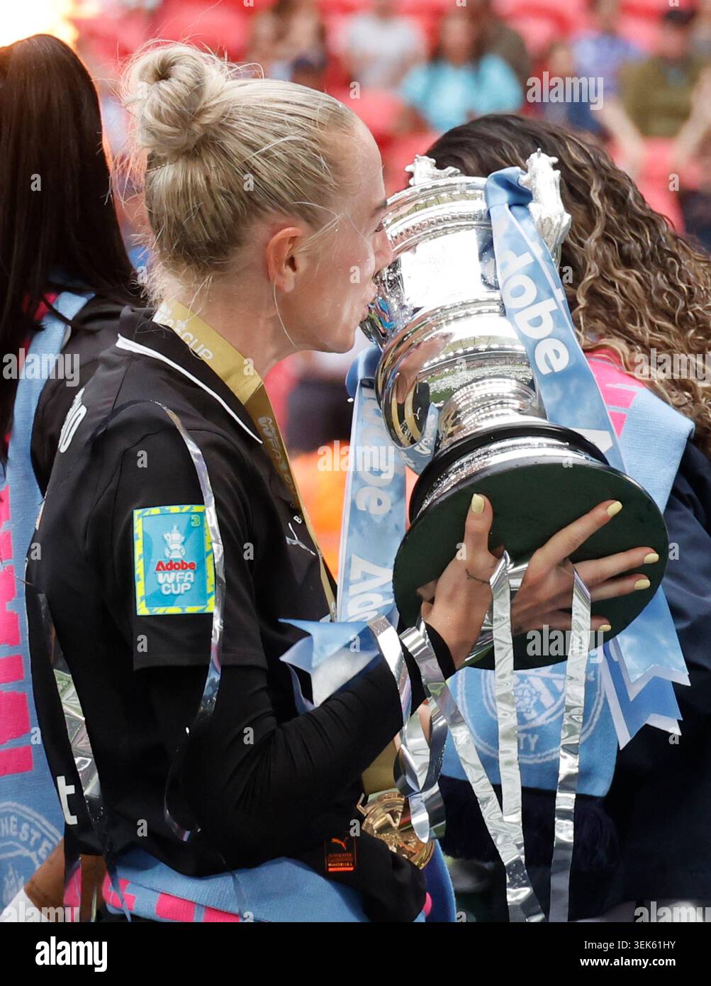 LONDON, ENGLAND - Alex Greenwood of Manchester City WFC kiss the Trophy ...