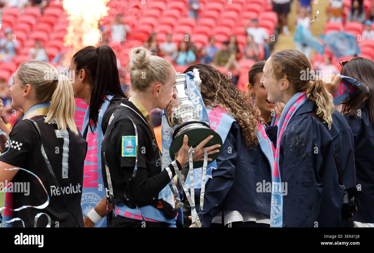 LONDON, ENGLAND - Alex Greenwood of Manchester City WFC kiss the Trophy ...