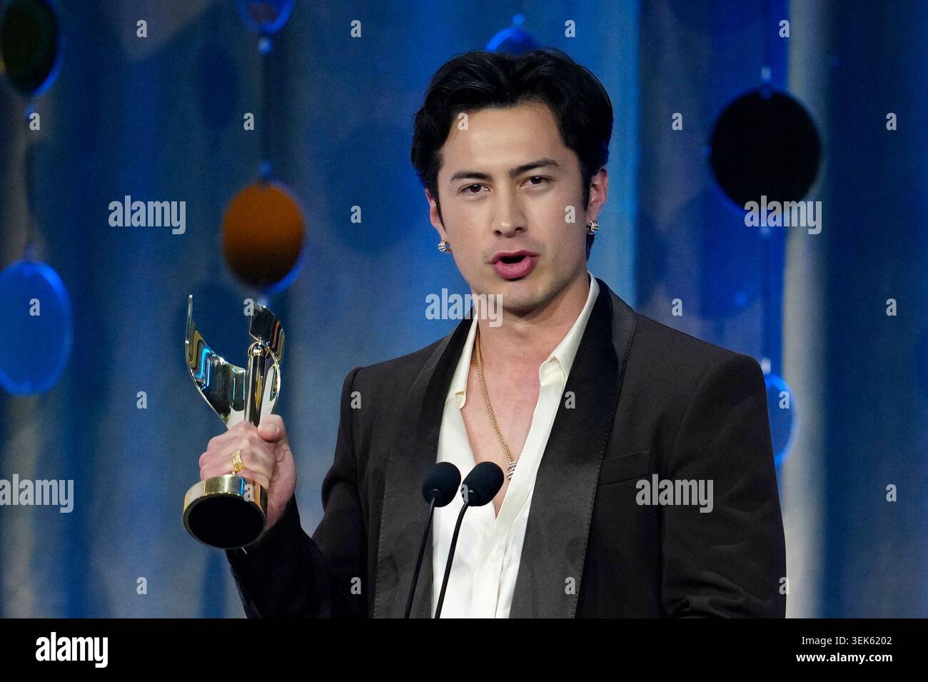 Heated Rivalry co-star Hudson Williams accepts his award for Best Lead ...