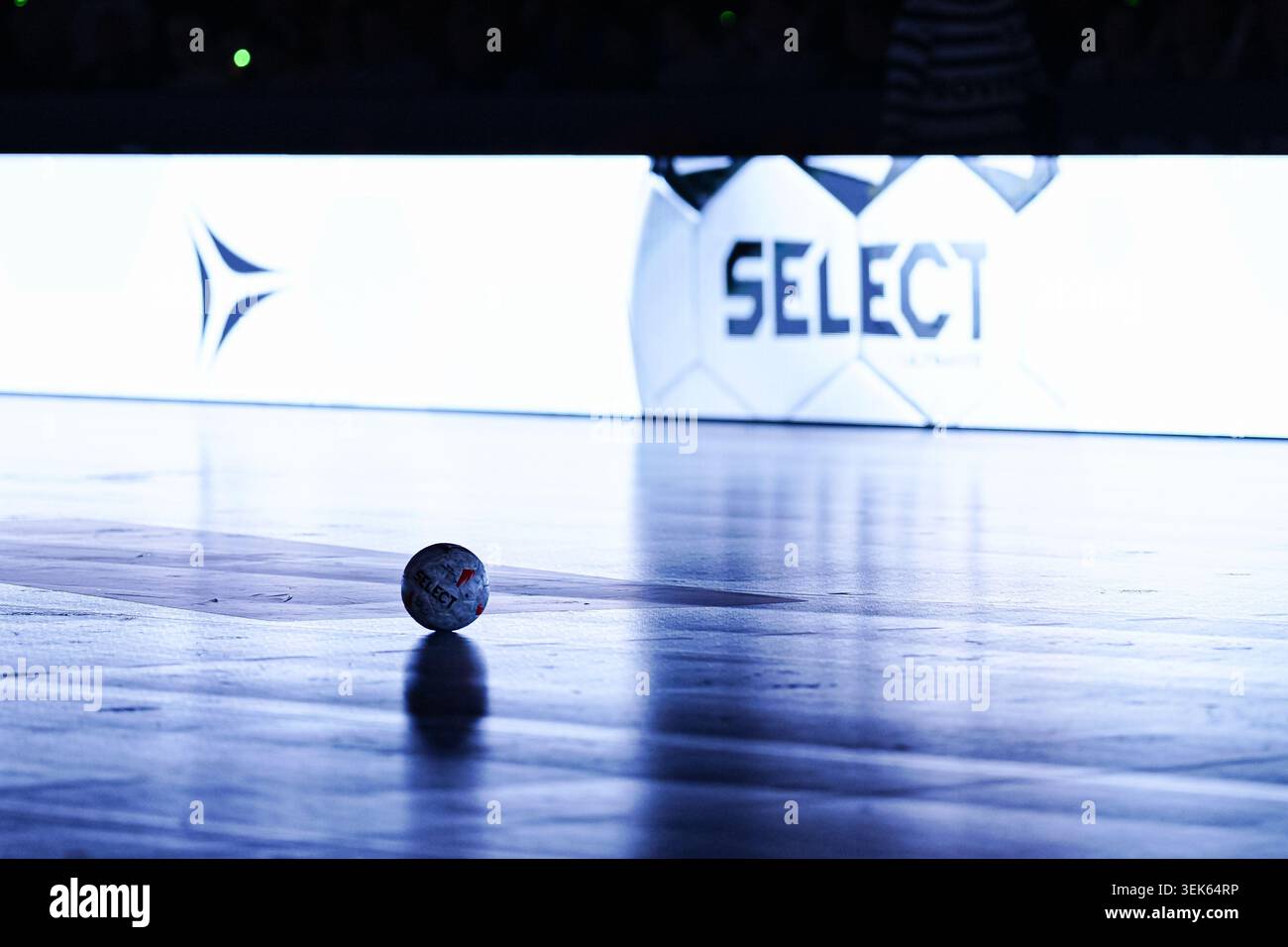 Spielball mit Logo von Select auf LED-Bande GER, Montpellier Handball ...