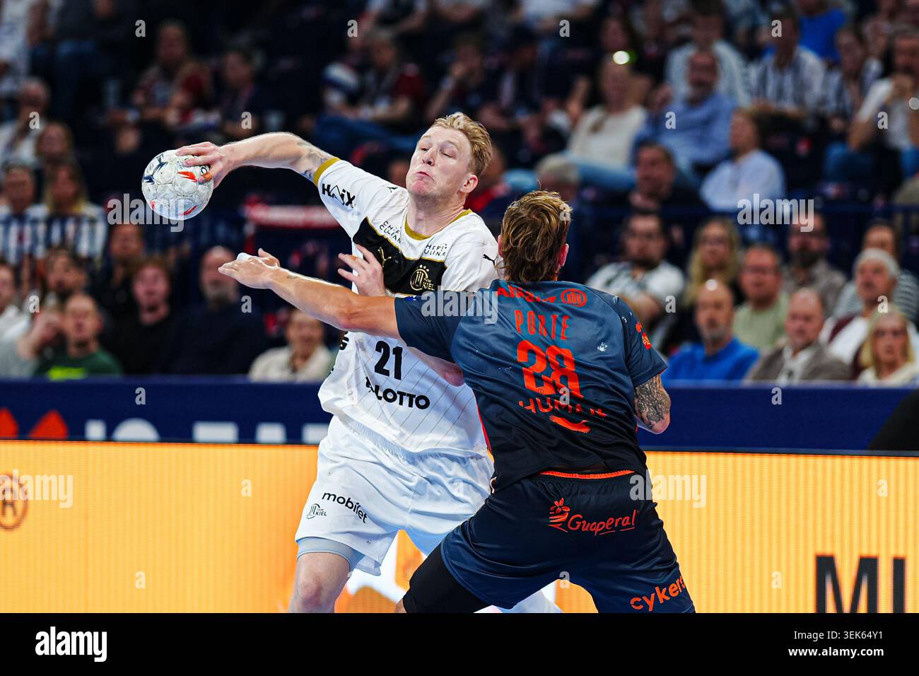 Eric Johansson (THW Kiel, #21), Valentin Porte (Montpellier Handball ...