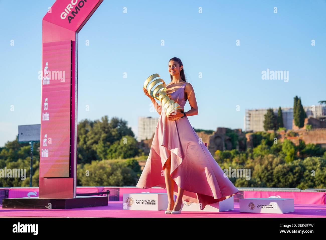 IPA85234282 - The Amore Infinito trophy at Giro d'Italia in Rome during ...