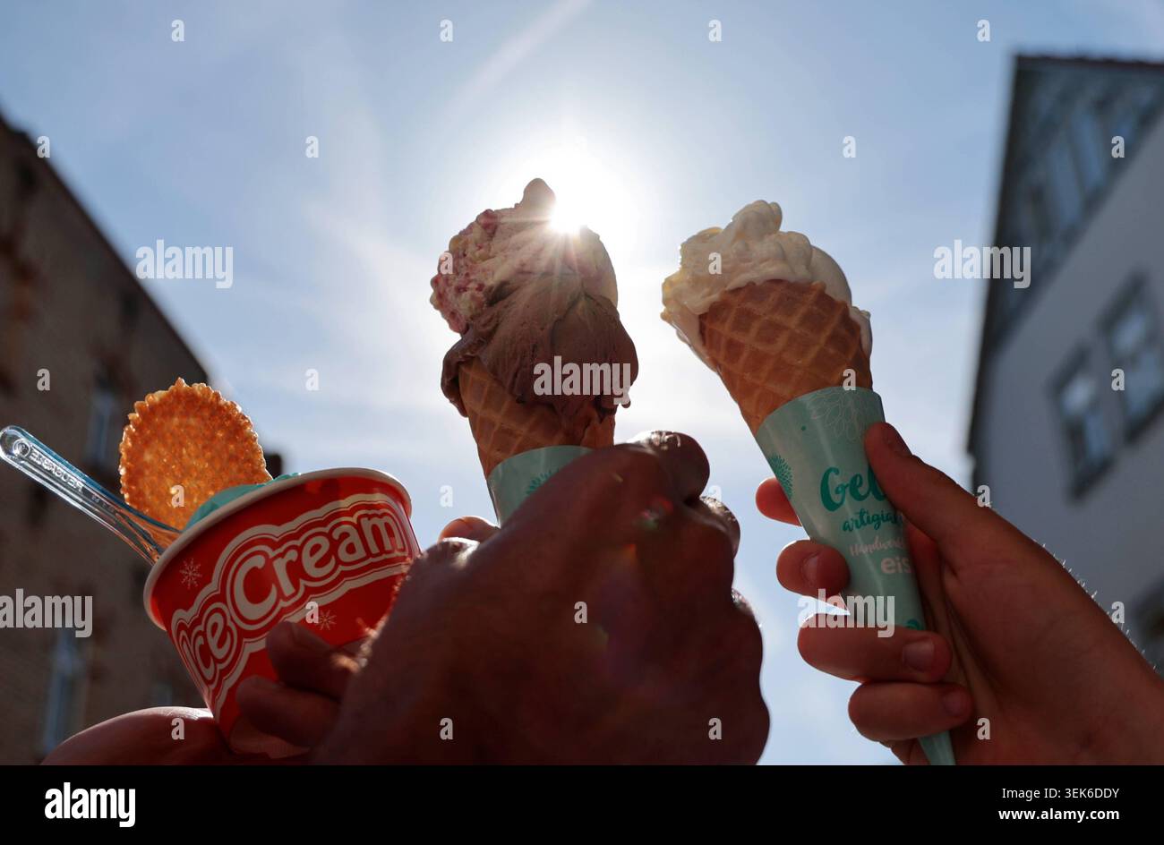 Eis 30.05.2026, Soemmerda, Eis im Becher und in der Waffel *** Ice ...