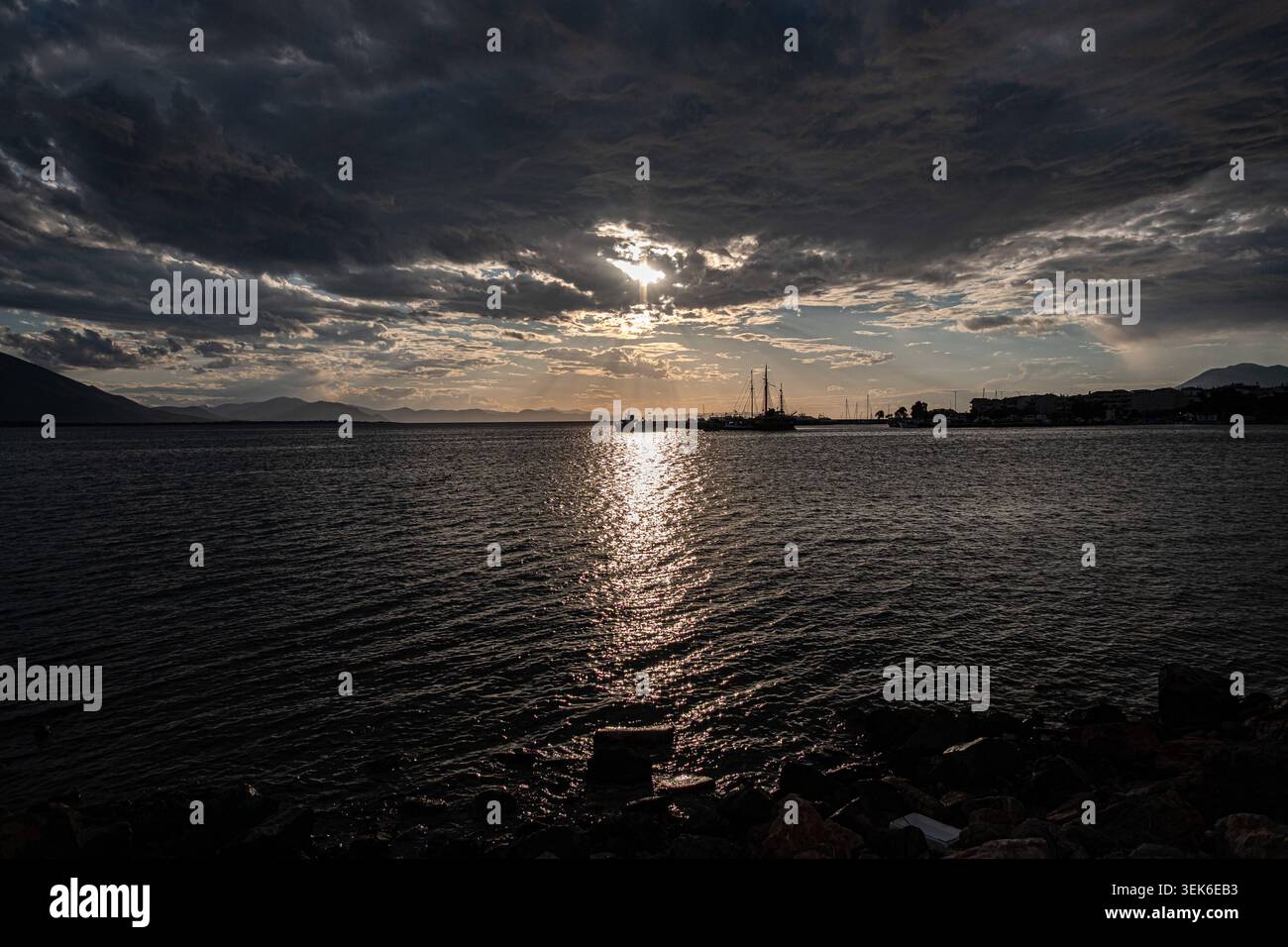 Sonnenuntergang vor Nea Artaki auf der Insel Euboea am 14. Mai 2026 ...
