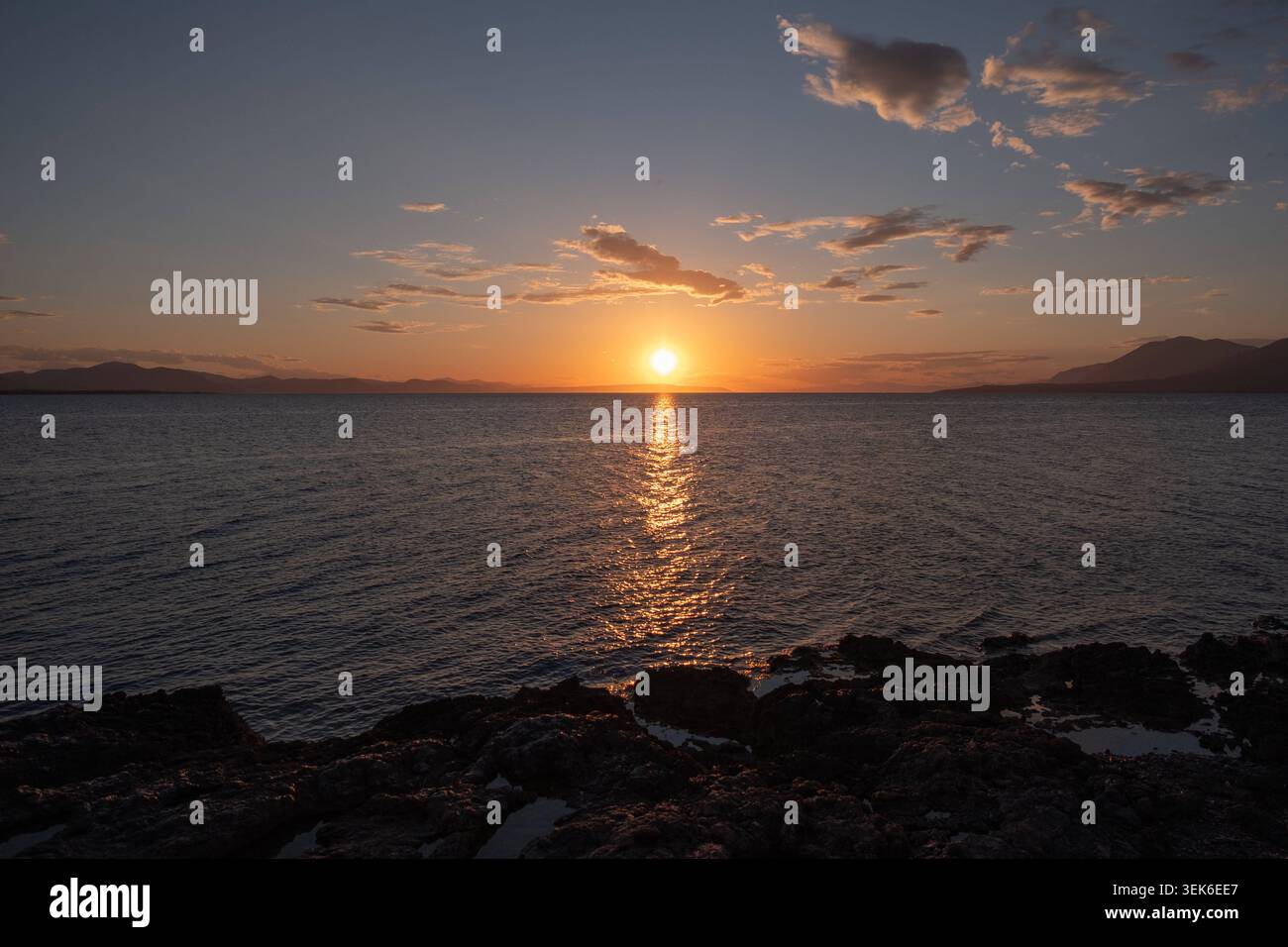 Sonnenuntergang vor Nea Artaki auf der Insel Euboea am 14. Mai 2026 ...