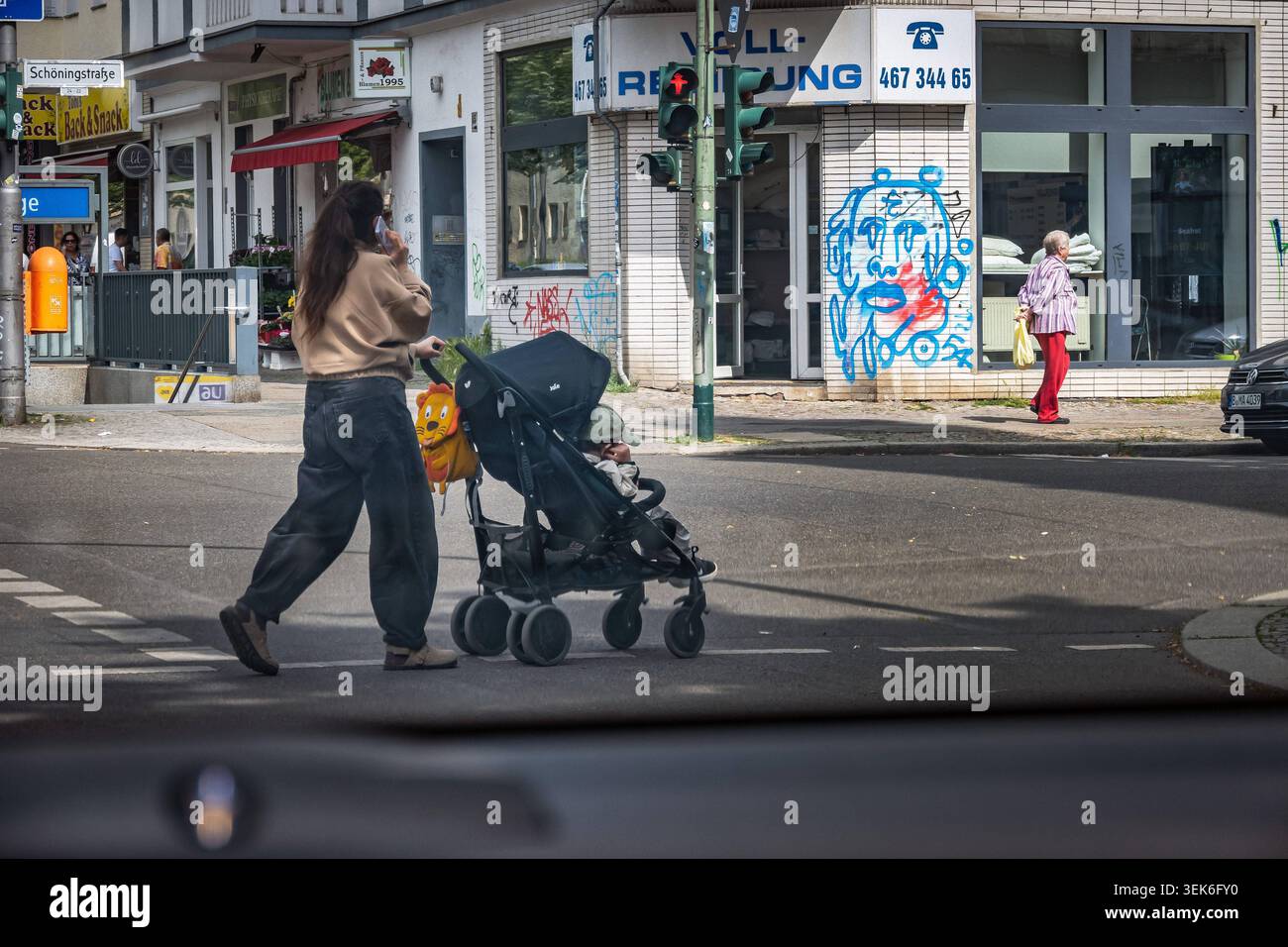 Berlin Straßenverkehr, Verkehr: Straßenszene Mutter mit Kinderwagen und ...