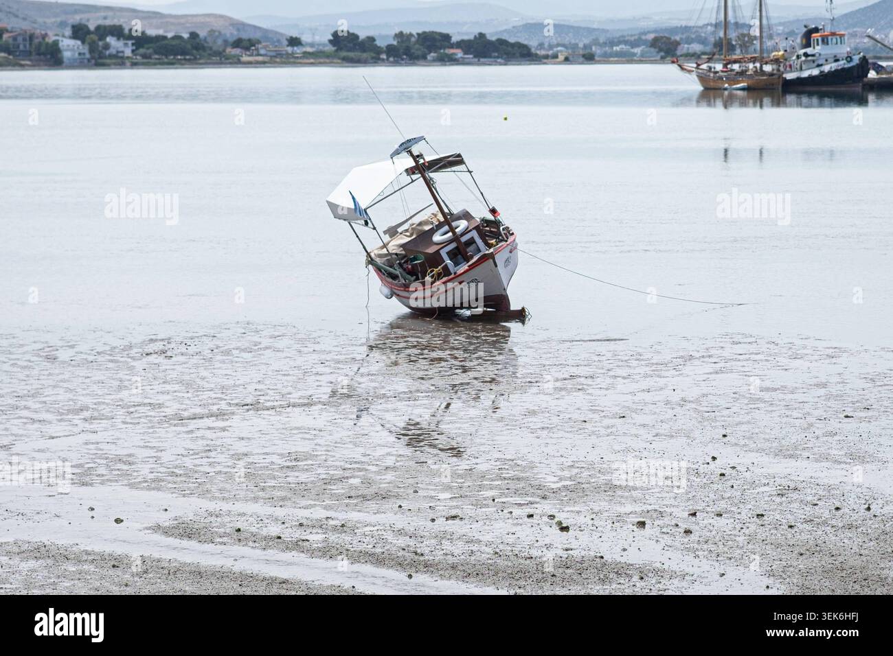 Ein Fischerboot ist bei Ebbe gestrandet. In Nea Artaki am 16. Mai 2026 ...