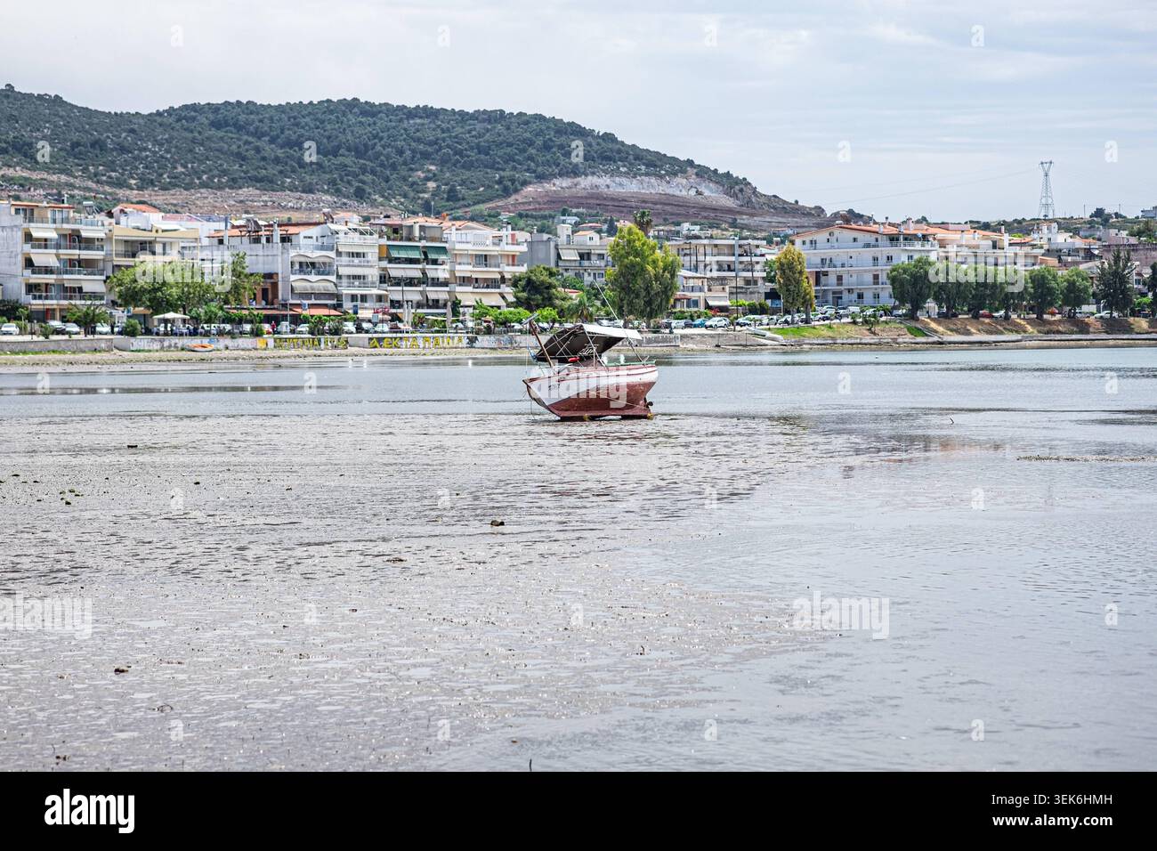 Ein Fischerboot ist bei Ebbe gestrandet. In Nea Artaki am 16. Mai 2026 ...