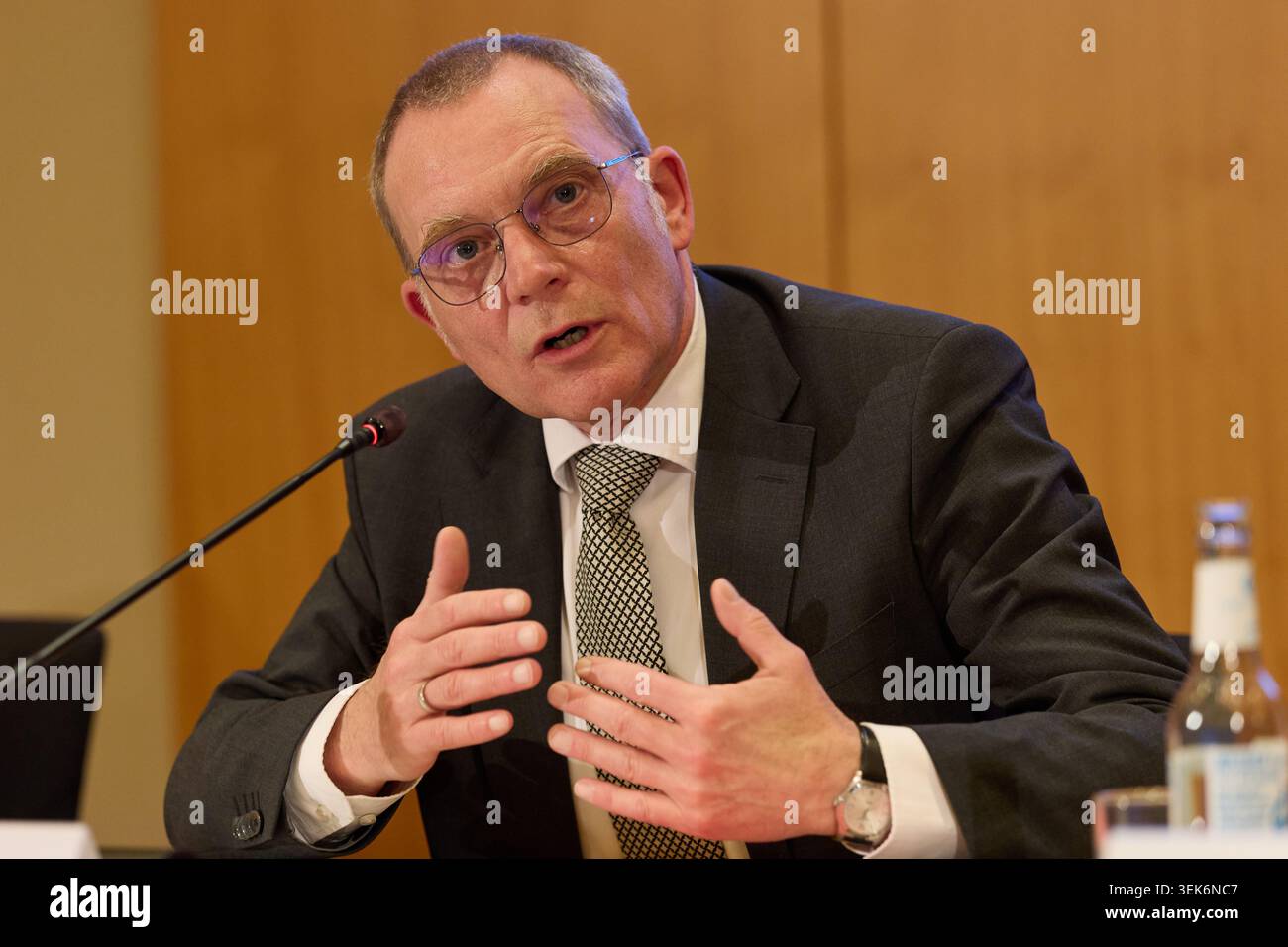 01 June 2026, Hamburg: State election director Oliver Rudolf presents ...