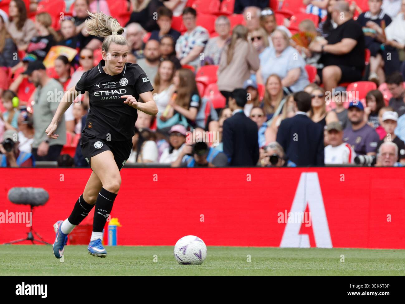 LONDON, ENGLAND - Lauren Hemp of Manchester City WFC in action during ...