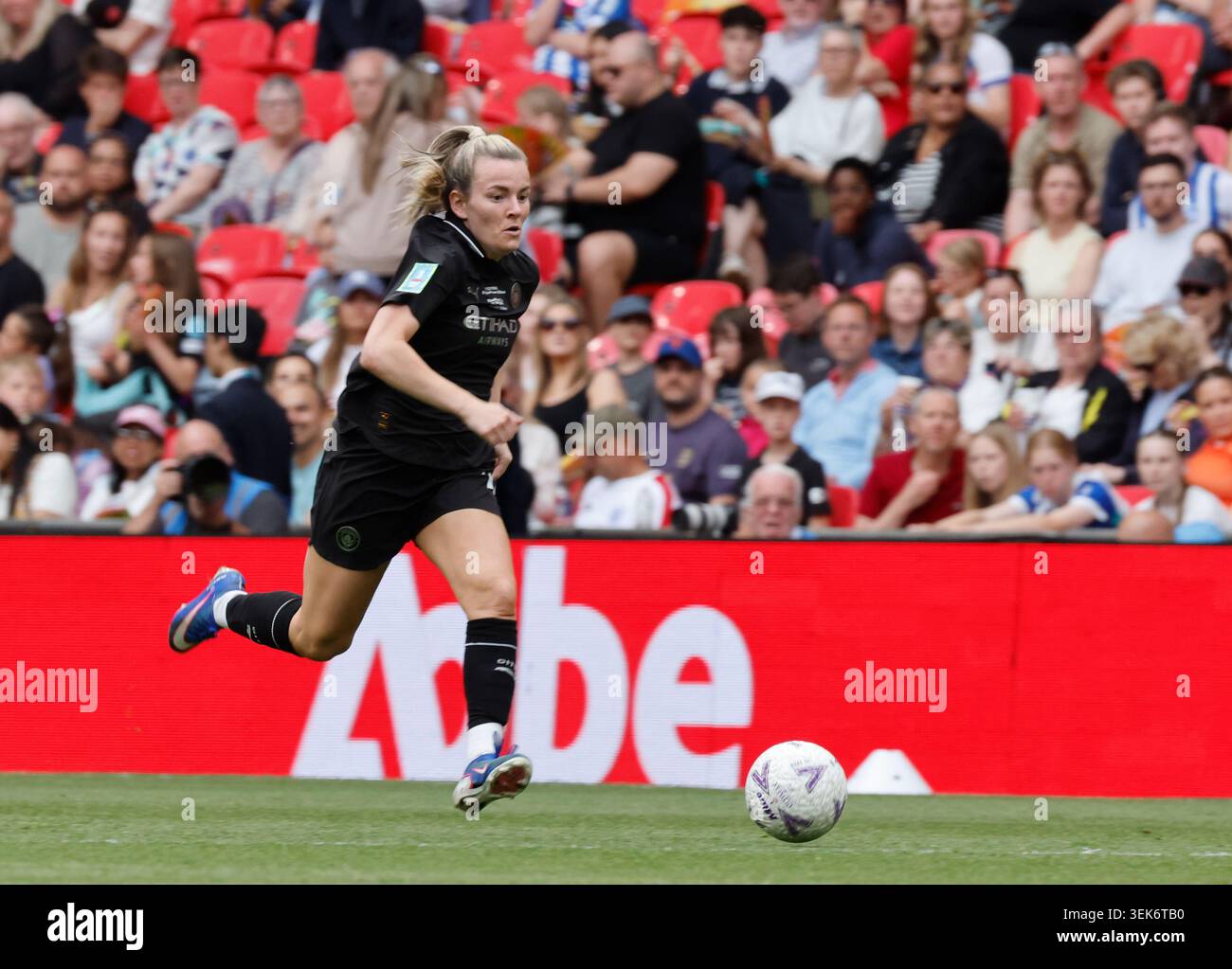 LONDON, ENGLAND - Lauren Hemp of Manchester City WFC in action during ...