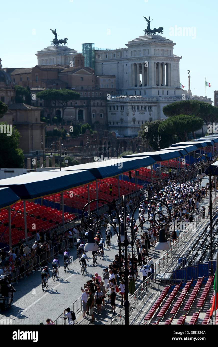 IPA85240805 - The group during Rome - Rome, Giro d'Italia race in Rome ...