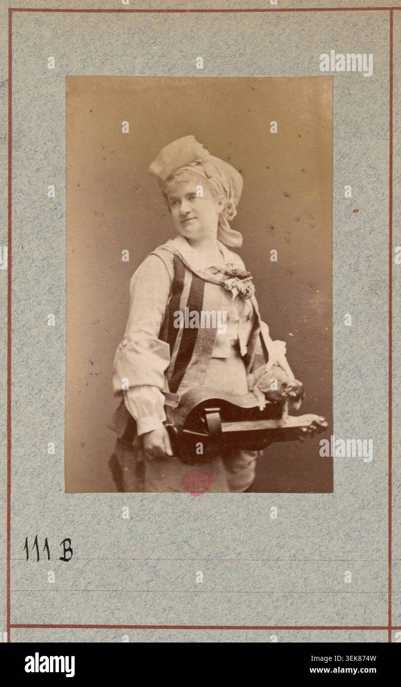 Early twentieth century paris actress hi-res stock photography and ...