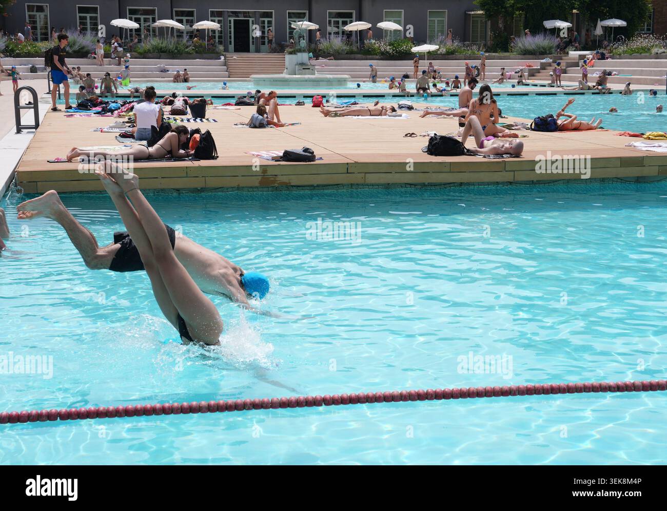 IPA85241786 - Milan, 01-06-26 Bagni Misteriosi swimming pool , queues ...