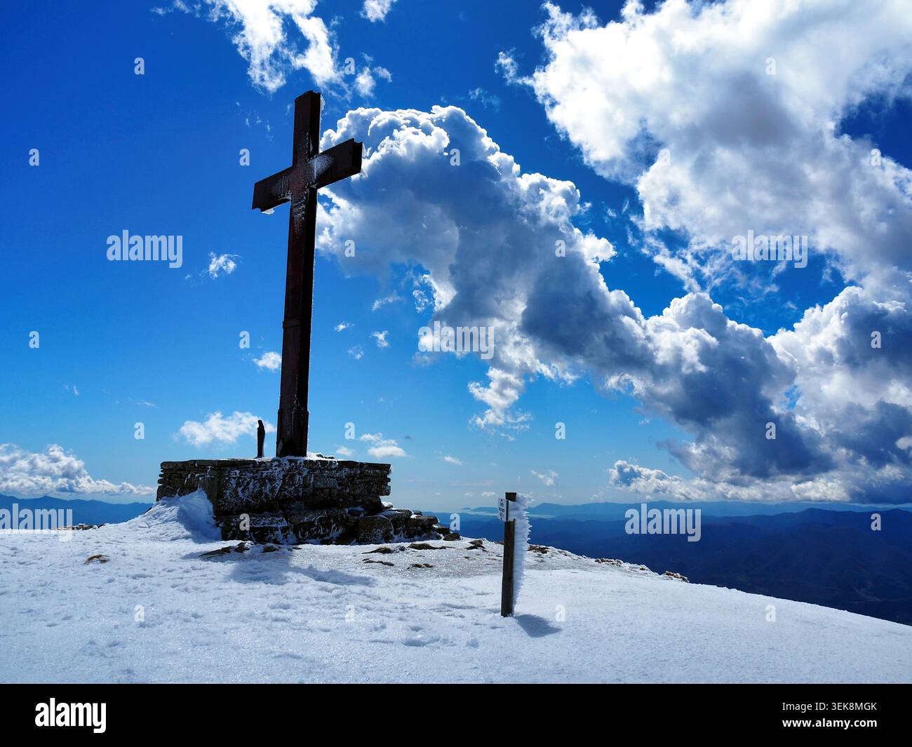 Monte Marmagna, Parma, Italy, 01/04/2018 Description: Epic summit cross ...