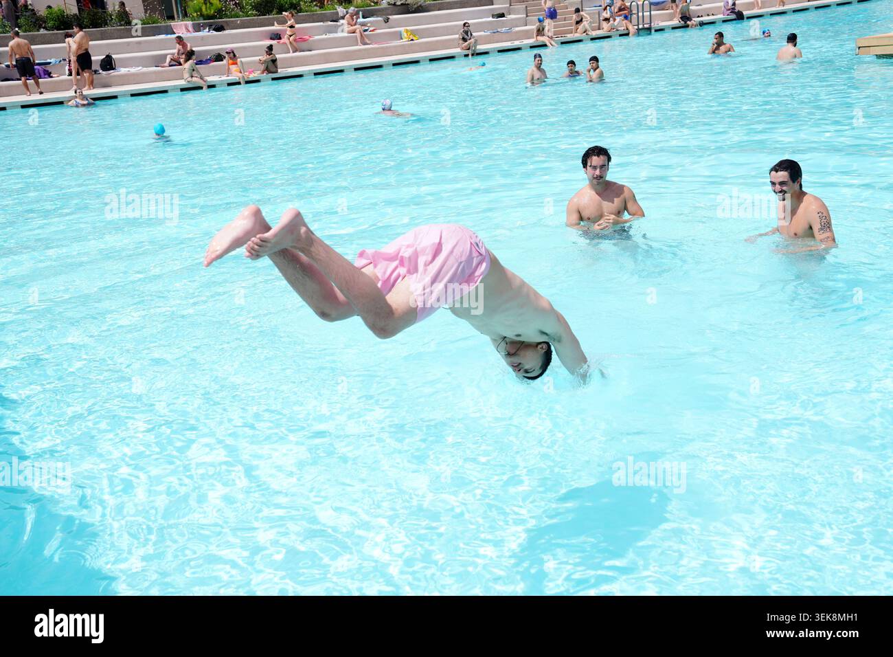 IPA85241801 - Milan, 01-06-26 Bagni Misteriosi swimming pool , queues ...