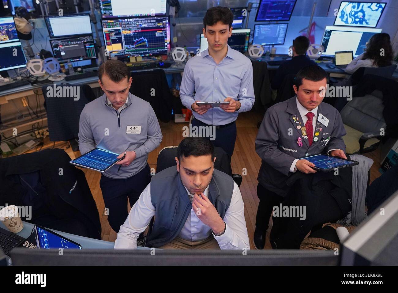 Niall Pawa, foreground center, works with fellow traders on the floor ...