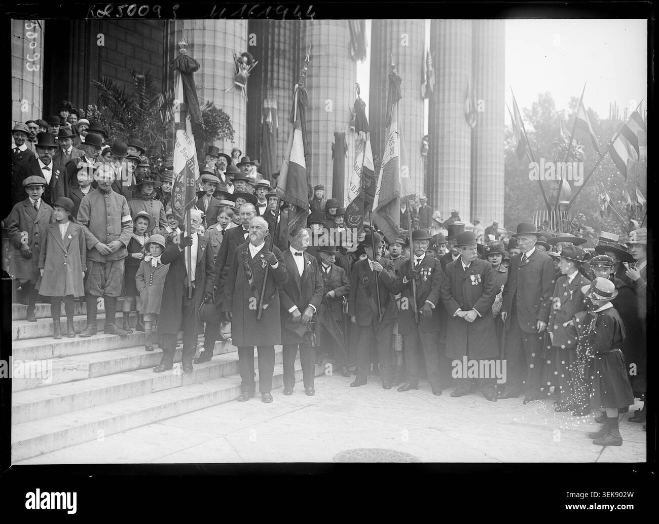 World war i memorial service paris church hi-res stock photography and ...