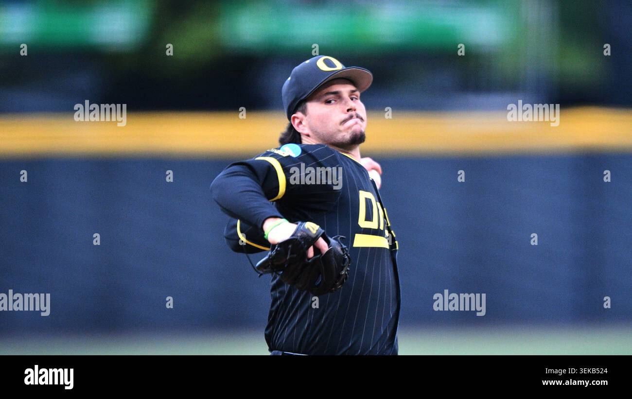 Oregon pitcher Toby Twist (4) pitches in relief againstYale during an ...