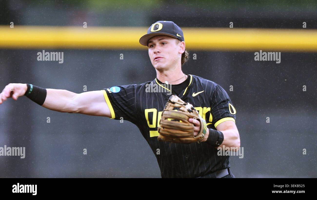 Oregon infielder Maddox Molony (9) throws to first while playing Yale ...