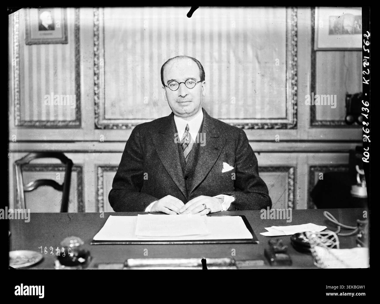 1932 french red cross charity photograph hi-res stock photography and ...