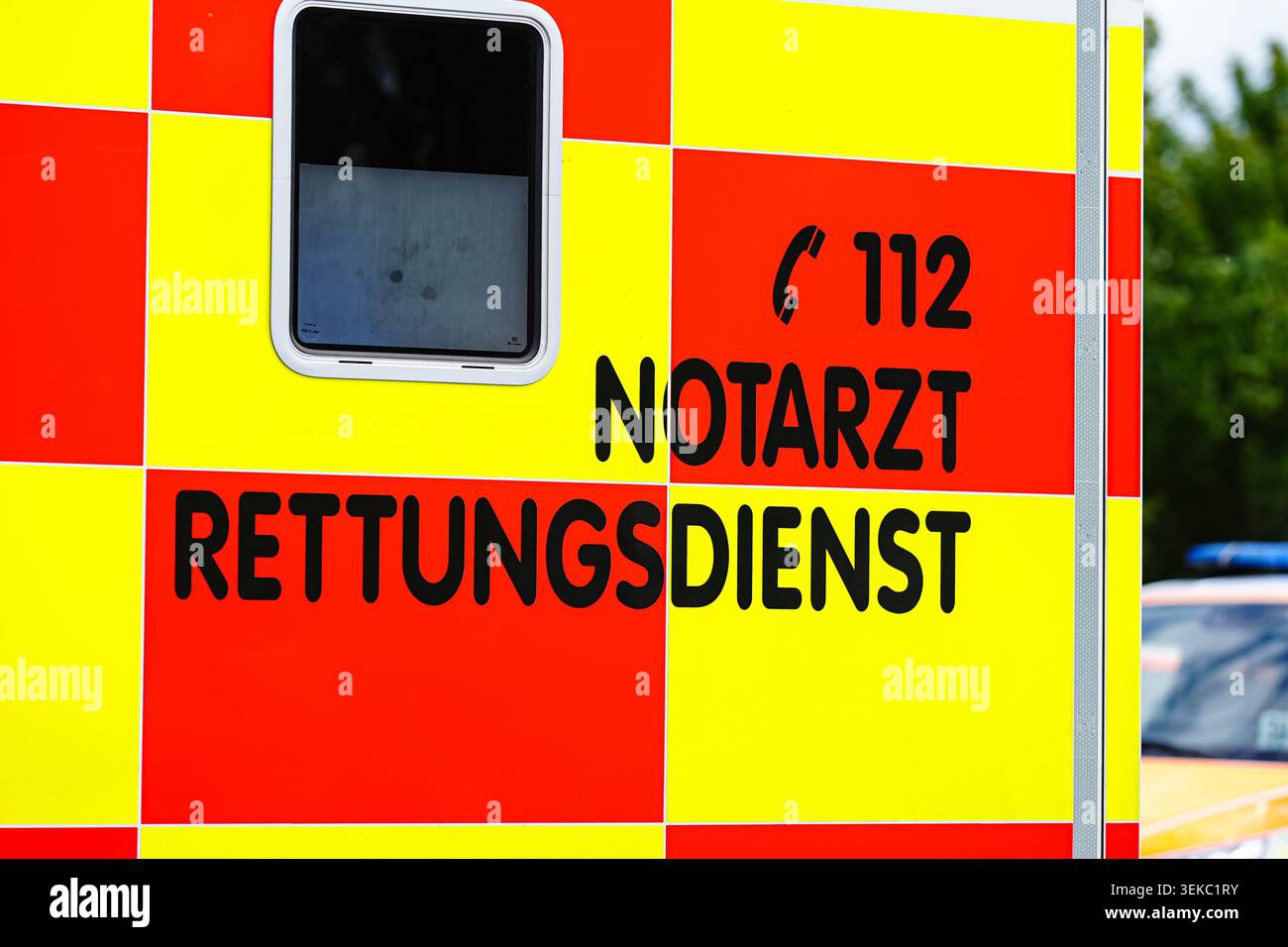Aufschrift "112 Notarzt Rettungsdienst" auf Rettungswagen Symbolfoto ...