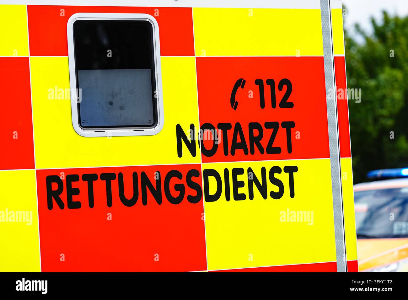 Aufschrift "112 Notarzt Rettungsdienst" auf Rettungswagen Symbolfoto ...