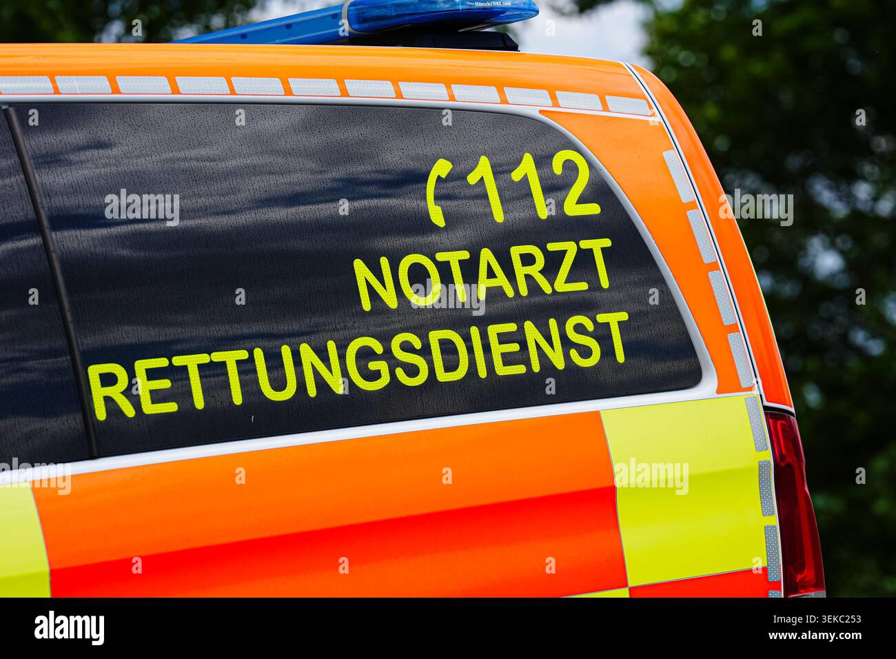 Aufschrift "112 Notarzt Rettungsdienst" auf Rettungswagen Symbolfoto ...